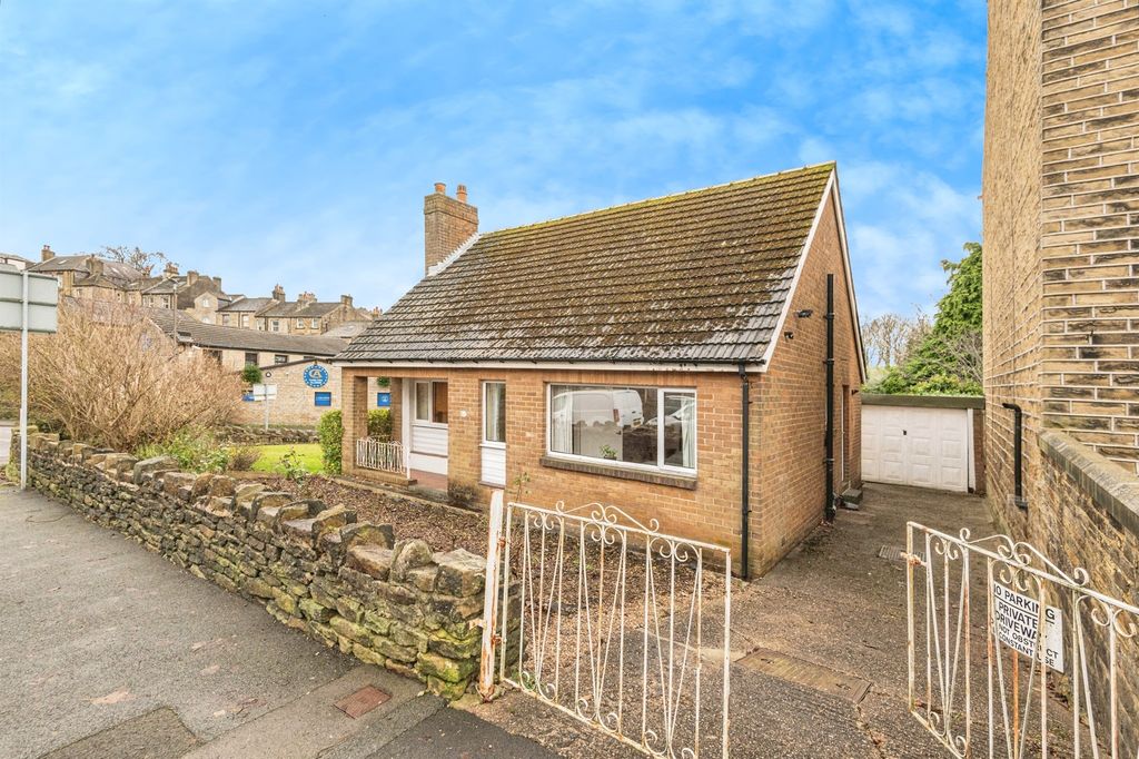 Birch Road, Huddersfield HD4, 3 bed detached bungalow for sale, £ ...