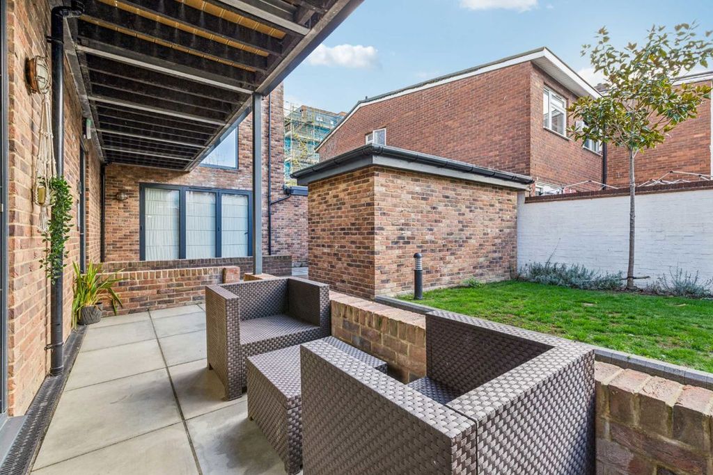 Upper Tulse Hill, London SW2, 2 bed flat for sale, £550,000 | PrimeLocation