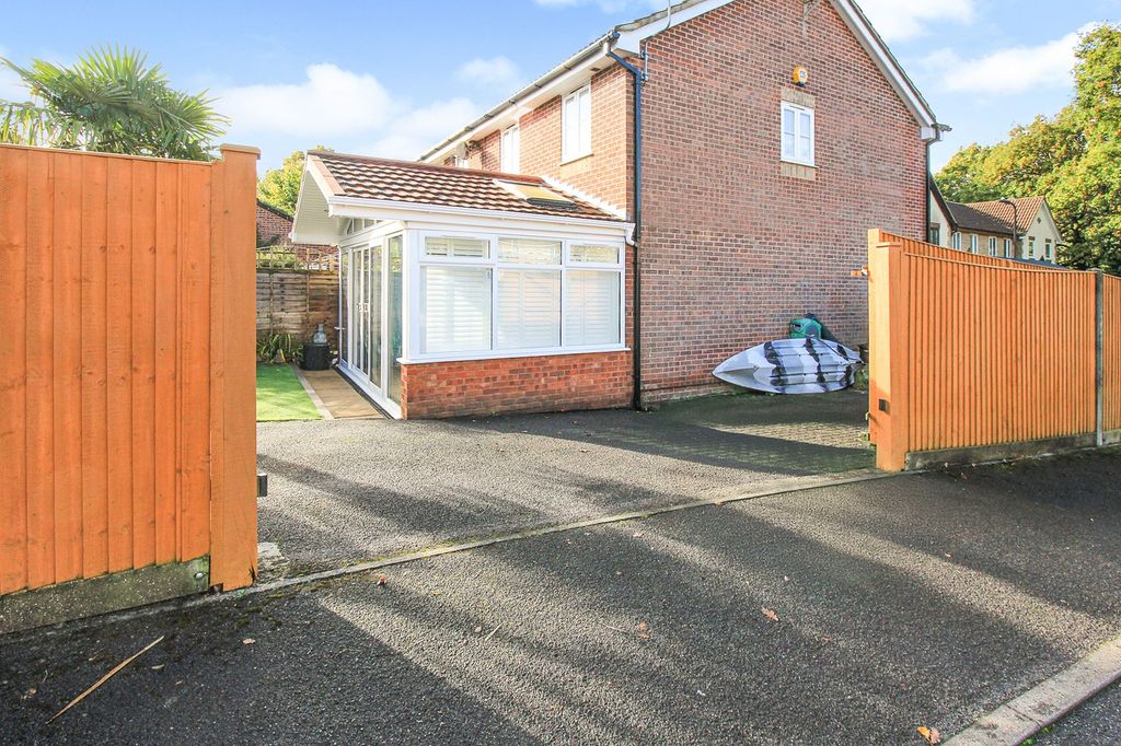 Barrow Down Gardens, Netley Common SO19, 3 bed end terrace house for ...