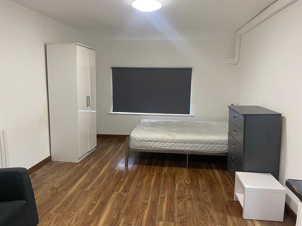 4 High Street, Slough SL1, Studio to rent, £1,000 pcm | PrimeLocation