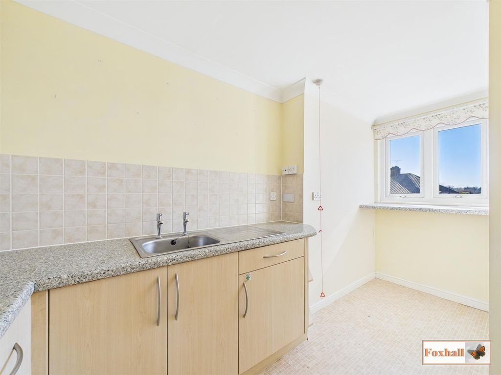 Cliff Lane, Ipswich IP3, 2 bed flat for sale, £160,000 | PrimeLocation