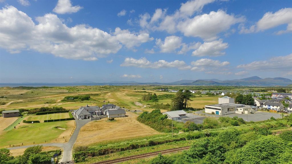 Ffordd Newydd, Harlech, Gwynedd LL46, 8 bed detached house for sale, £ ...