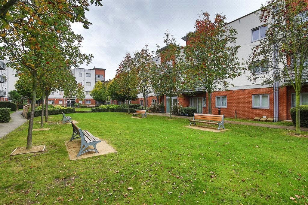Hawker Place, Walthamstow, London E17, 2 bed flat to rent, £1,800 pcm ...