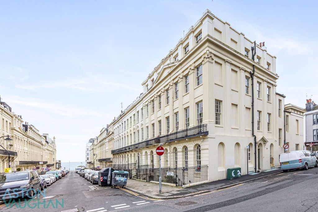 Oriental Place, Brighton BN1, 2 bed flat to rent, £1,950 pcm ...