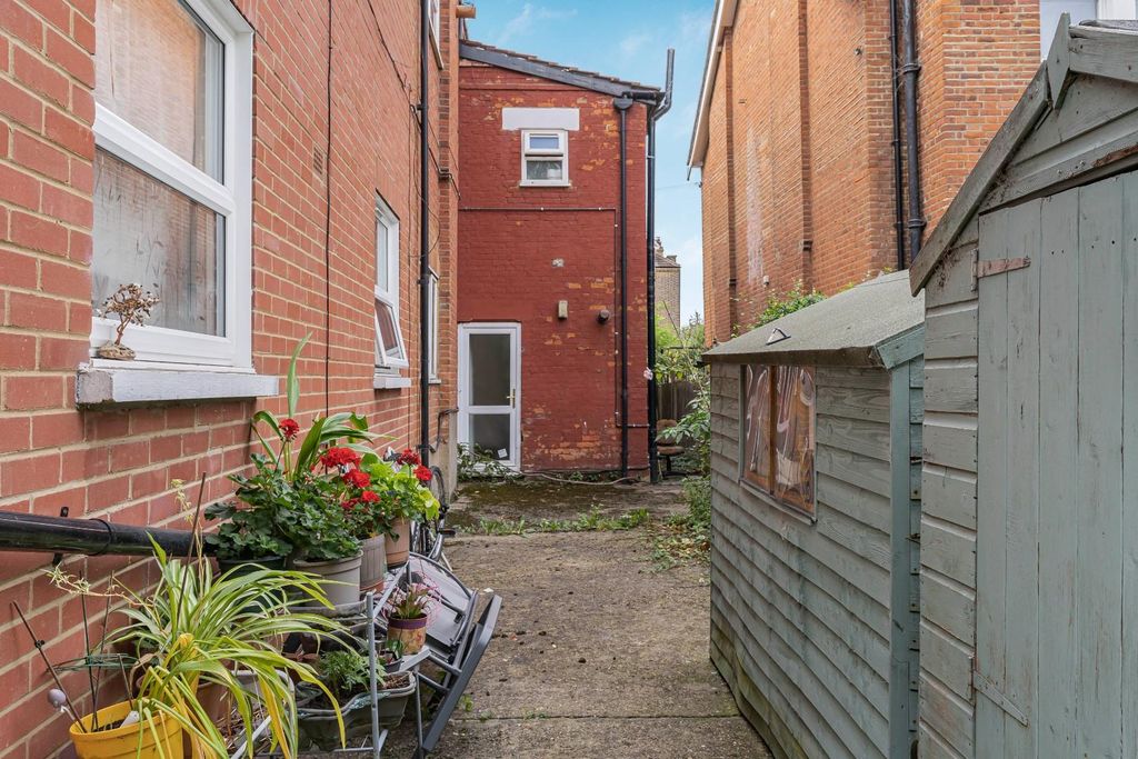 Hopton Road, London SW16, 3 bed flat for sale, £400,000 | PrimeLocation