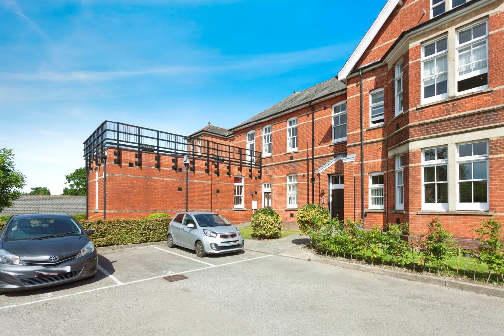Oak Tree Way, Horsham RH13, 2 bed flat for sale, £250,000 | PrimeLocation
