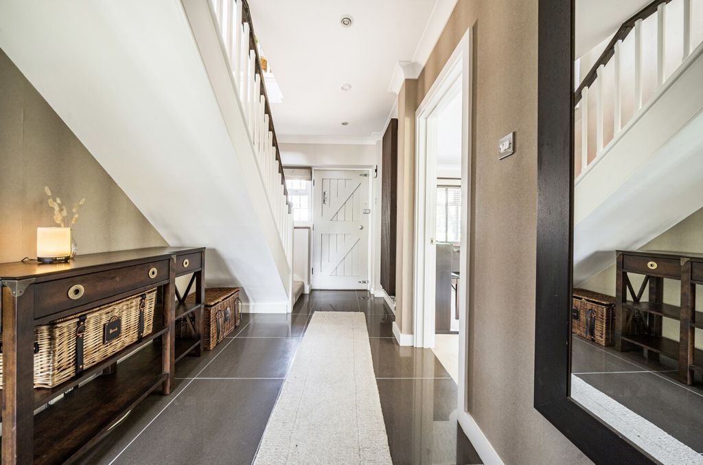 Guildford, Surrey GU1, 4 bed detached house for sale, £1,300,000 ...