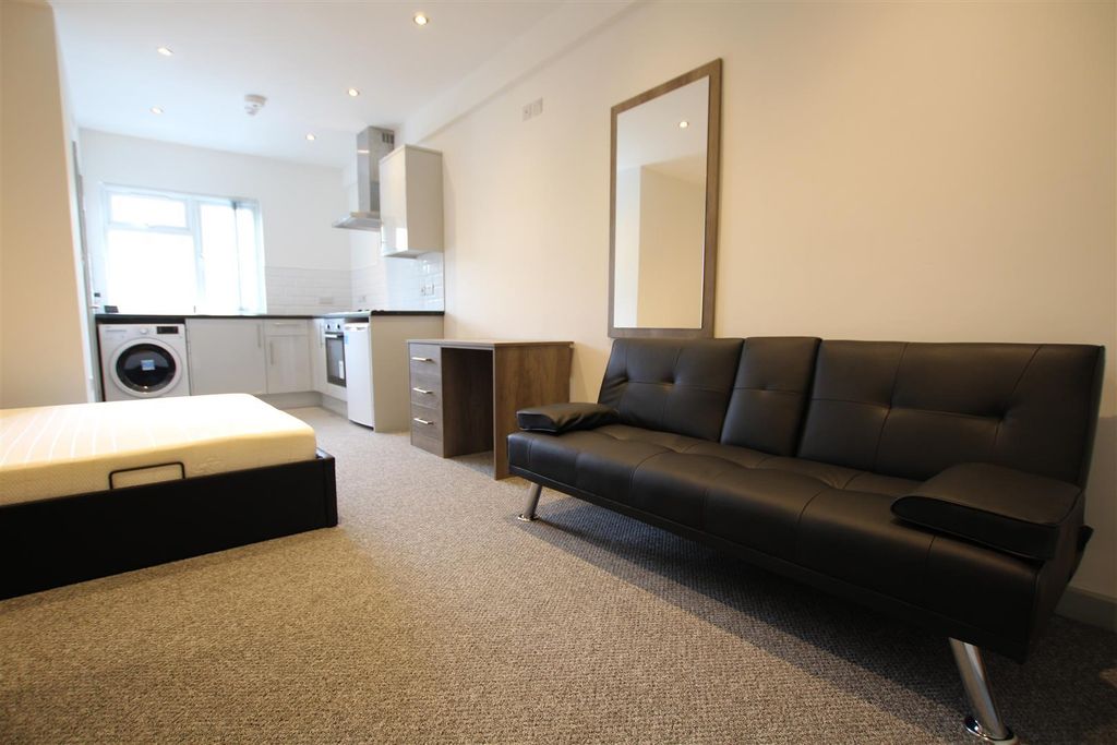 Narborough Road, Leicester LE3, Studio to rent, £675 pcm | PrimeLocation