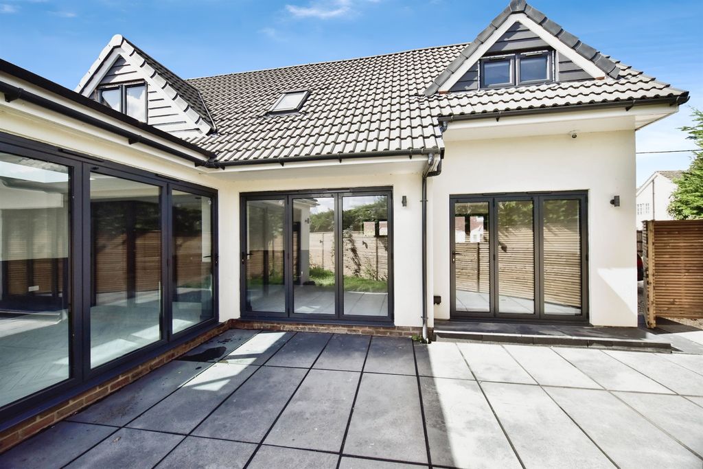 Old School Lane, Ryarsh, West Malling ME19, 3 bed bungalow for sale, £ ...