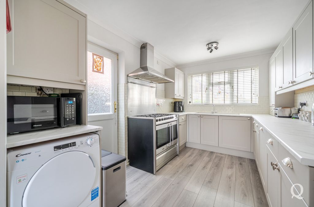 Gaze Hill Avenue, Sittingbourne, Kent ME10, 4 bed detached house for ...