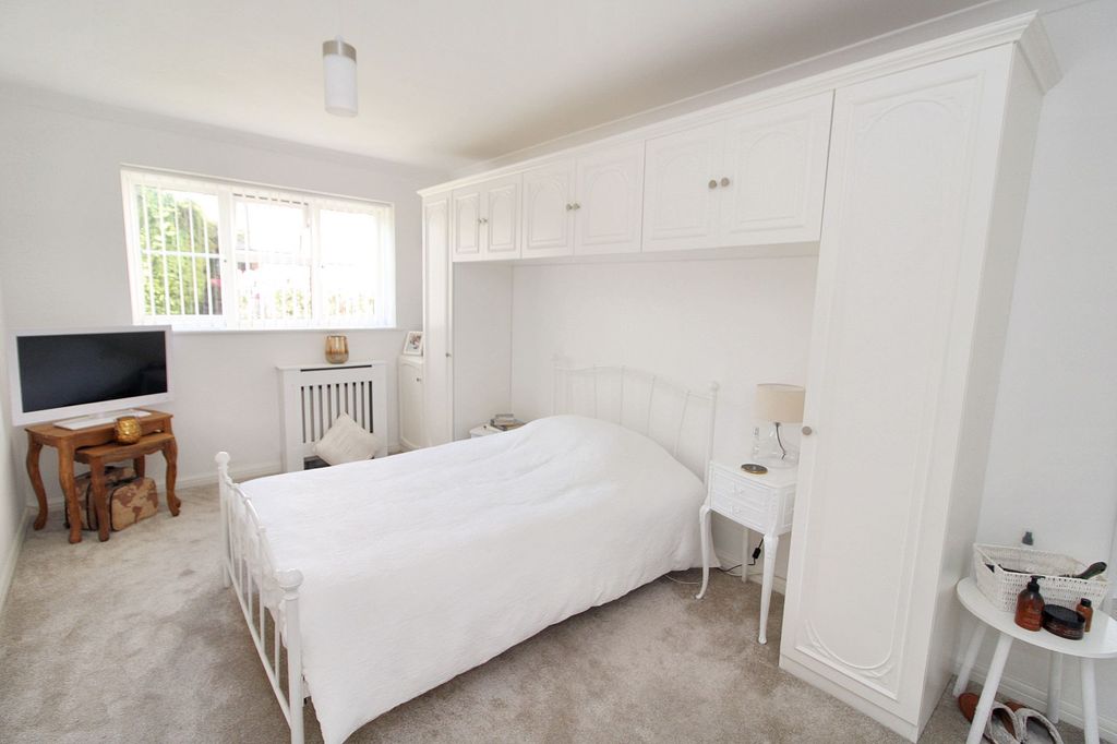 Earl Howe Road, Holmer Green HP15, 1 bed flat for sale, £238,000 ...