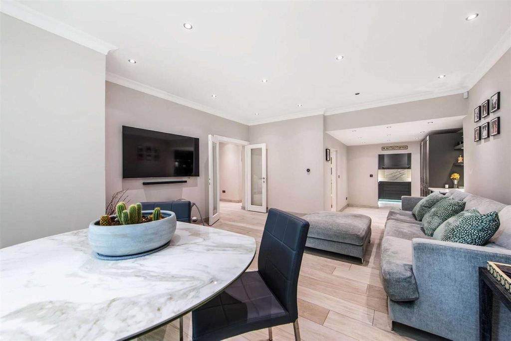 Belsize Park Gardens, London NW3, 2 bed flat to rent, £4,250 pcm | PrimeLocation
