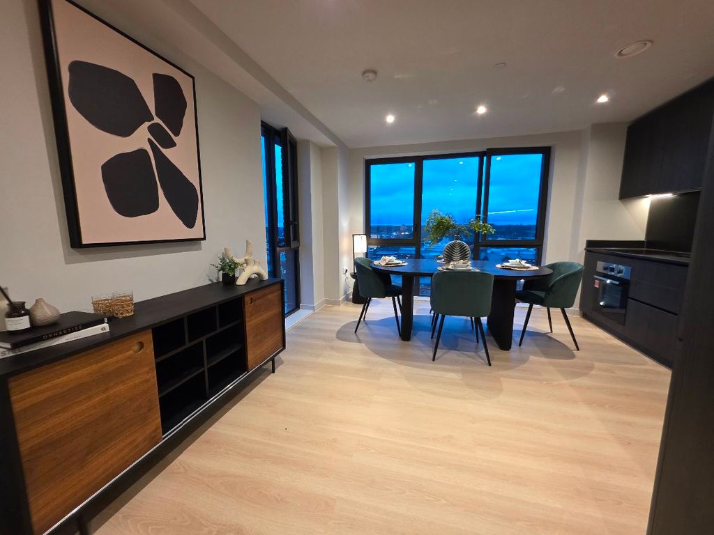 Waterhouse Gardens, Dutton Street, Manchester M3, 2 bed flat to rent, £ ...