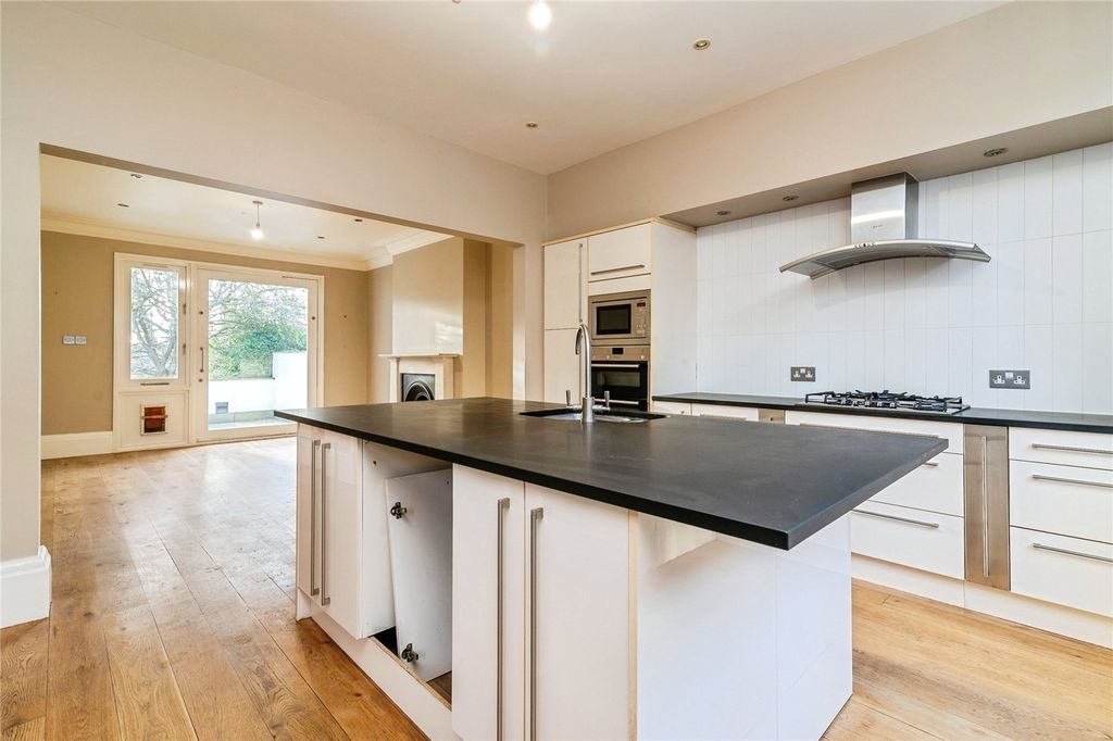 Warwick Road, Nottingham, Nottinghamshire NG3, 5 bed semi-detached ...