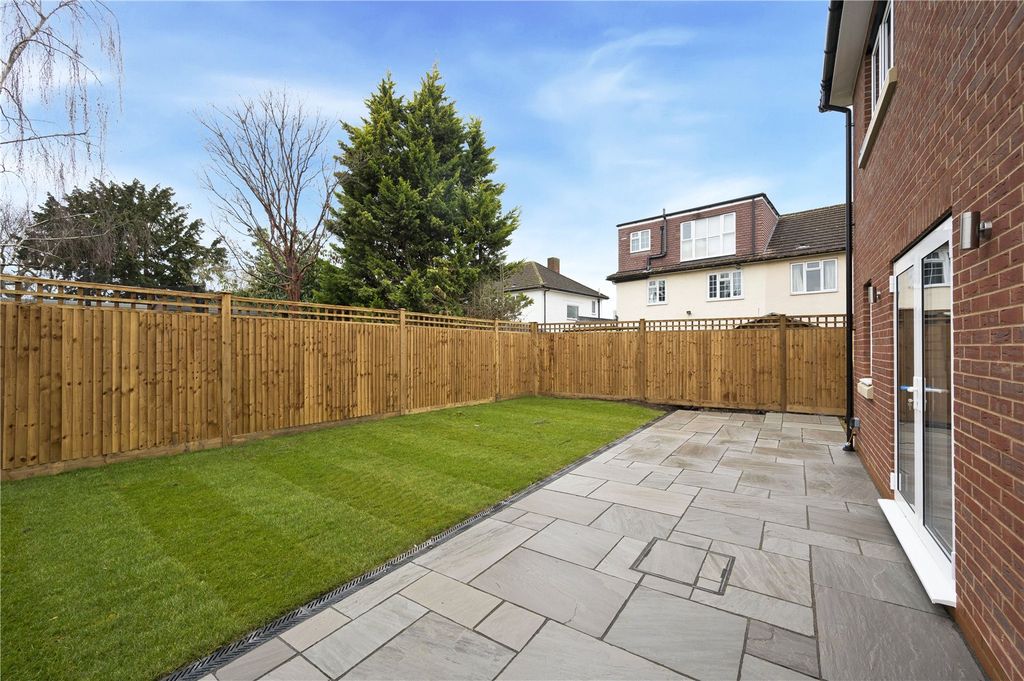 Stroudes Close, Worcester Park, Surrey KT4, 3 bed semi-detached house ...