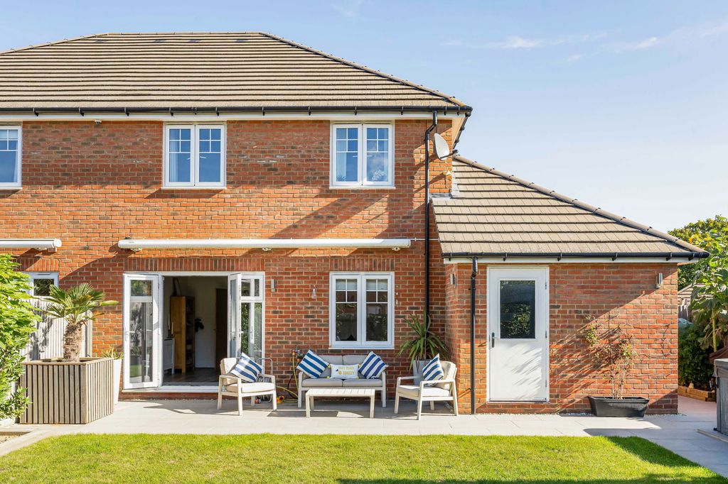 River Walk, Fetcham, Leatherhead KT22, 3 bed semi-detached house for ...