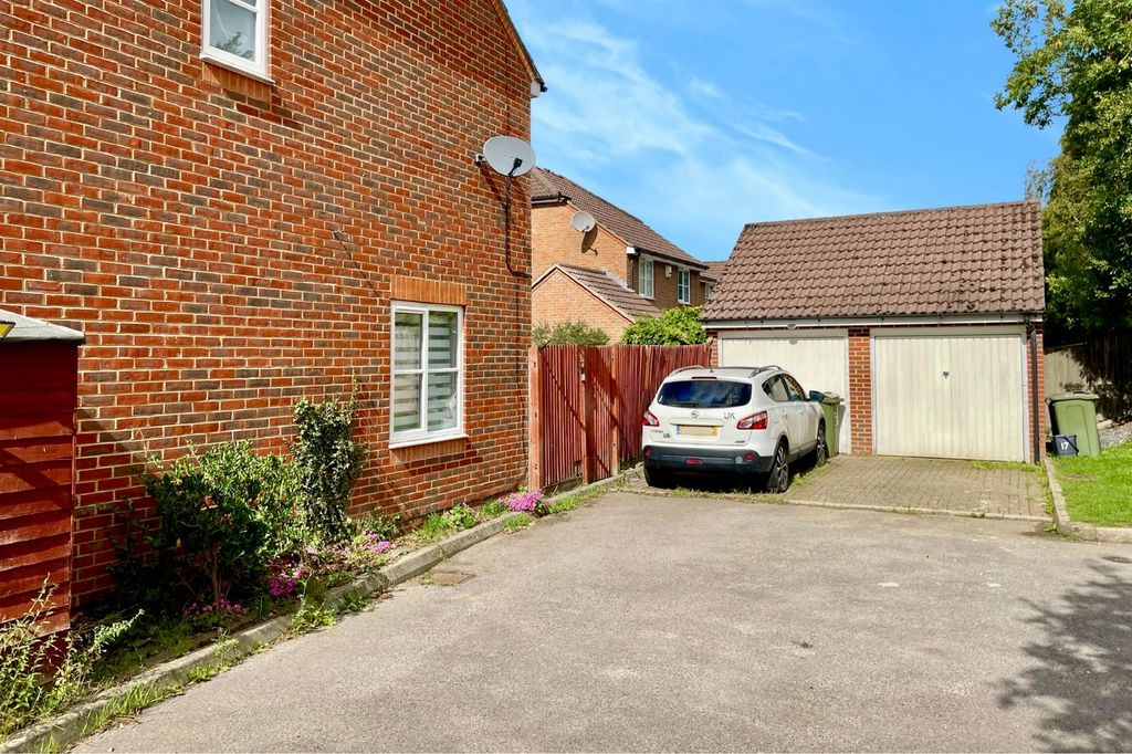 Mallow Crescent, Burpham, Guildford GU4, 3 bed semi-detached house for ...