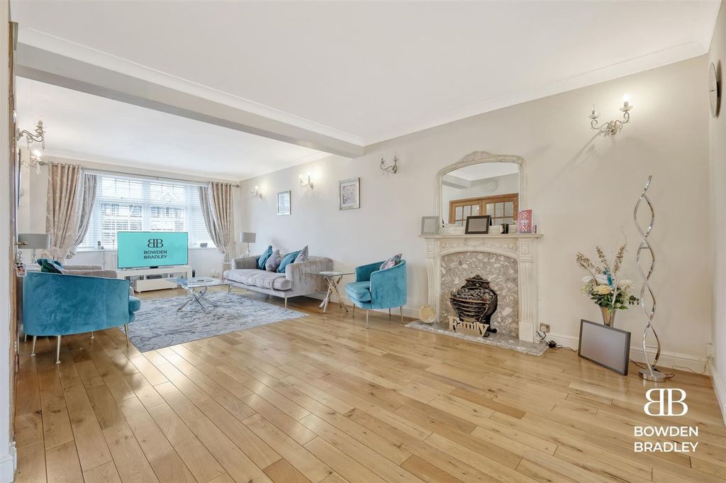 Clayhall Avenue, Ilford IG5, 4 bed property for sale, £850,000 ...