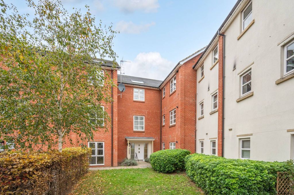 Brickfield Road, Mitcham CR4, 1 bed flat for sale, £275,000 | PrimeLocation