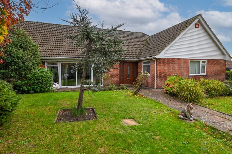 London Road, Cowplain PO8, 3 bed detached house for sale, £500,000 ...