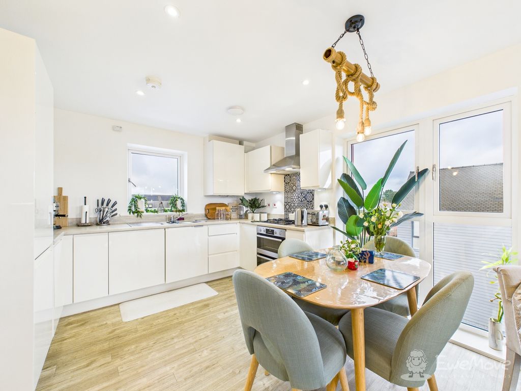 Thorpe Court, Thorpe Close, Bordon GU35, 2 bed flat for sale, £275,000 ...
