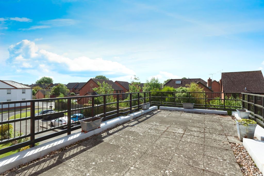 Oak Tree Way, Horsham RH13, 2 bed flat for sale, £250,000 | PrimeLocation