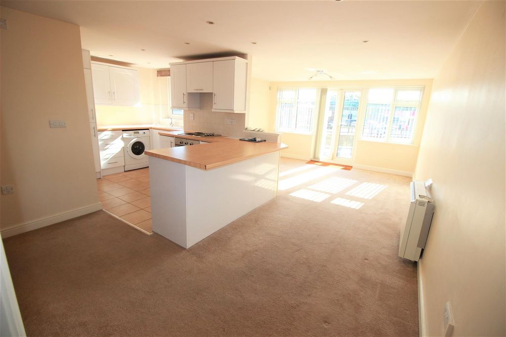 Oxford Road, Denham, Uxbridge UB9, 2 bed flat to rent, £1,350 pcm ...