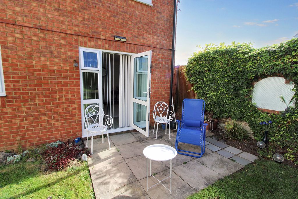 Earl Howe Road, Holmer Green HP15, 1 bed flat for sale, £238,000 ...