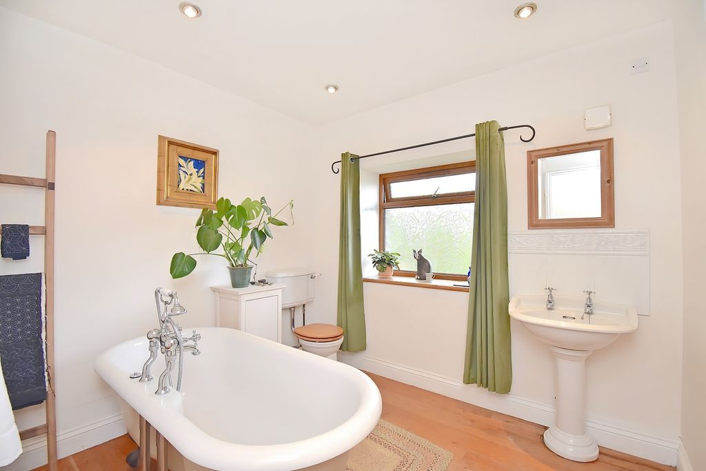 Castle Farm, Sennybridge, Brecon, Powys. LD3, 3 bed detached bungalow ...