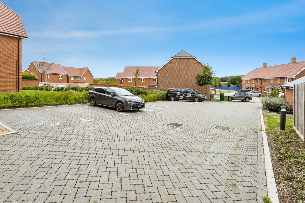 Hoppers Brook, Calvert Link, Faygate, Horsham RH12, 2 bed flat for sale ...
