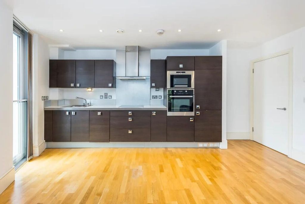 Stadium Mews, London N5, 2 bed flat to rent, £2,700 pcm | PrimeLocation