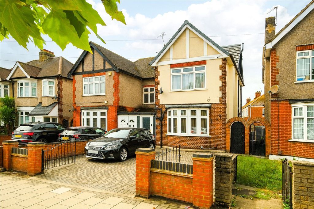 Whalebone Lane North, Chadwell Heath RM6, 4 bed semi-detached house for ...