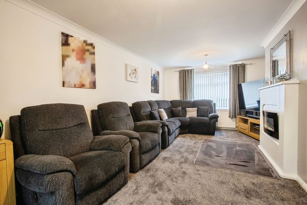 Regina Crescent, Wakefield, West Yorkshire WF4, 3 bed semi-detached ...