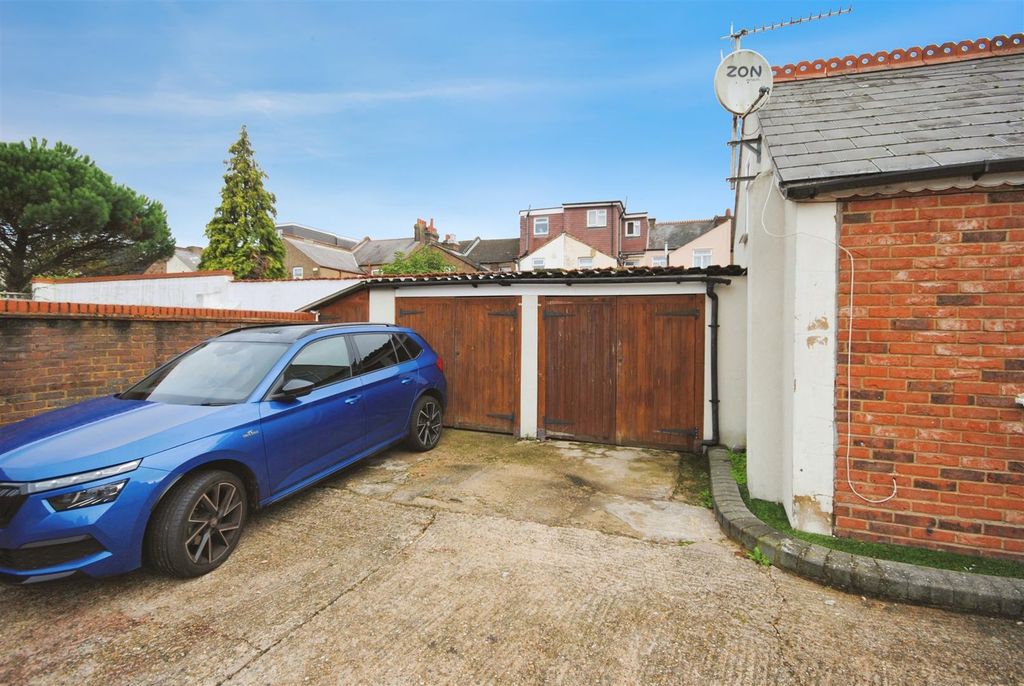 Benskin Road, Watford WD18, Studio to rent, £980 pcm | PrimeLocation