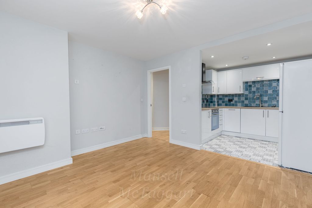 Christopher Road, East Grinstead RH19, 2 bed flat for sale, £220,000 ...