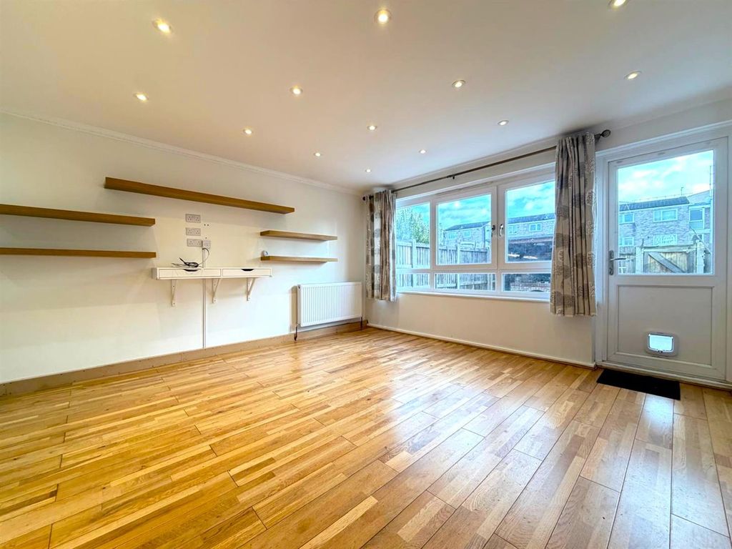 Buckingham Road, London E15, 3 bed maisonette to rent, £2,600 pcm ...