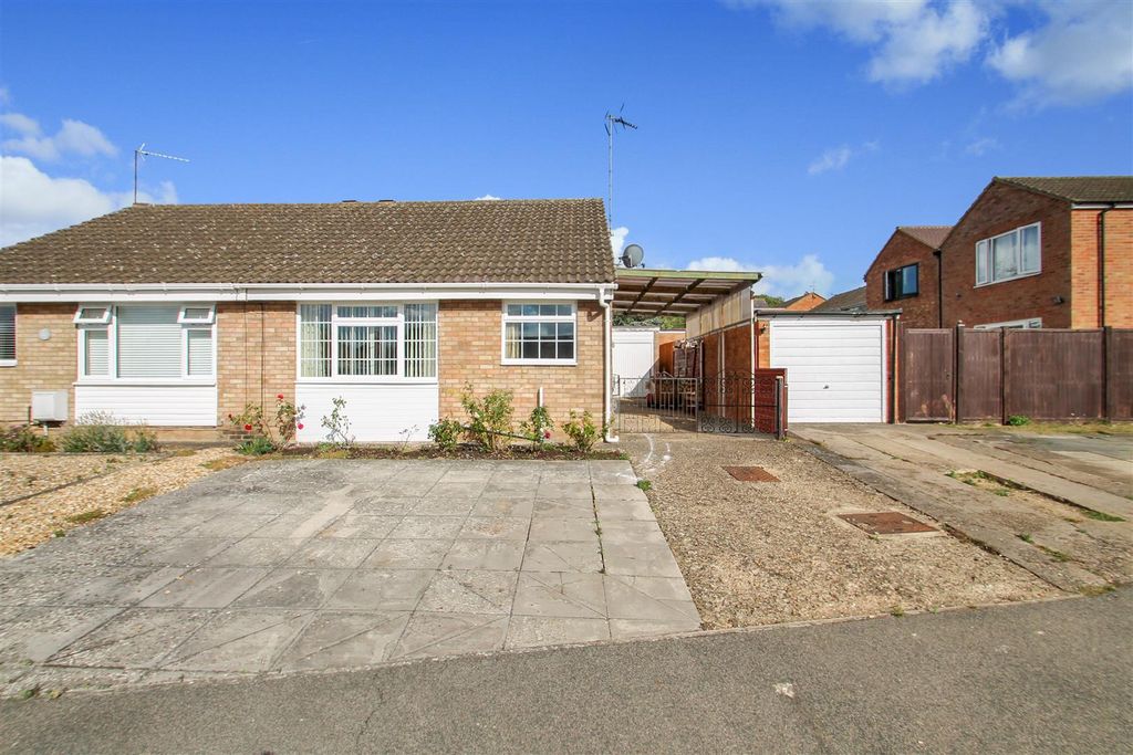 Spinney Close, Thrapston NN14, 3 bed semi-detached bungalow for sale, £ ...