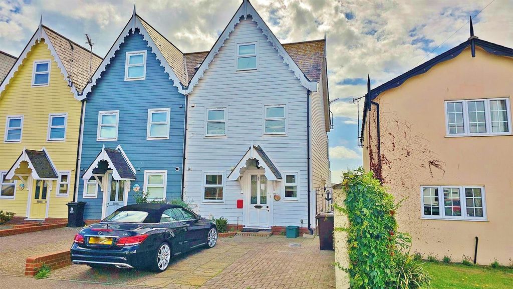 Green Lane, Walton On The Naze CO14, 4 bed end terrace house for sale ...