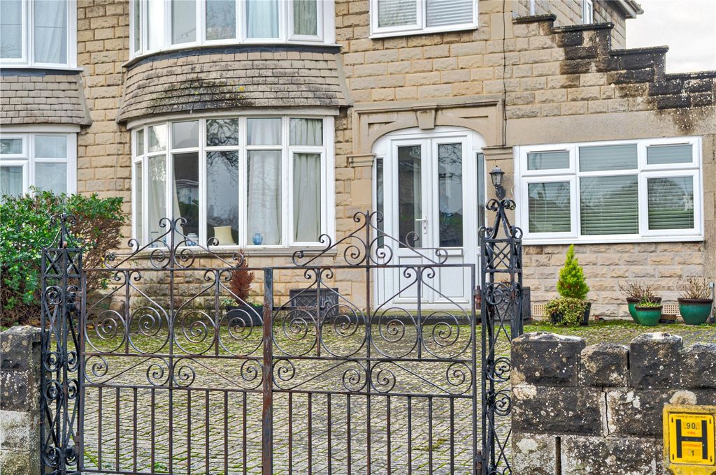 Sandown Avenue, Lakeside, Swindon, Wiltshire SN3, 3 bed semi-detached ...