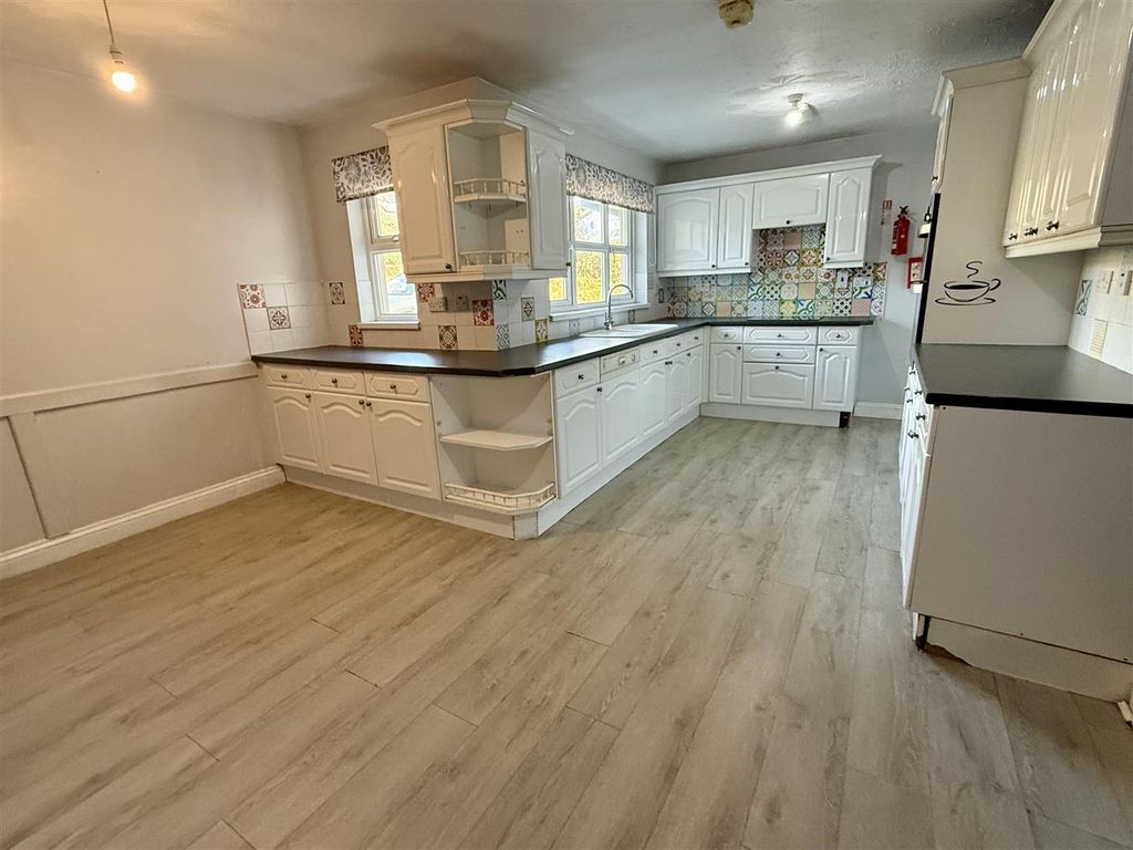 Black Lion, Cross Hands, Llanelli SA14, 5 bed detached bungalow for ...