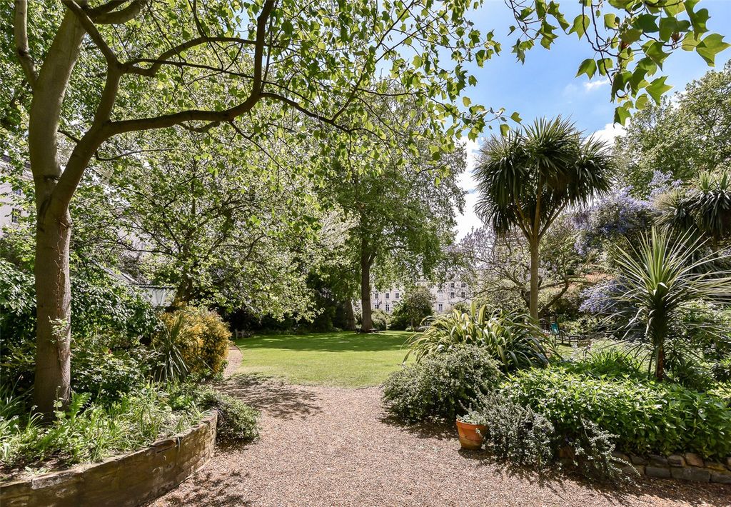 Eccleston Square, London SW1V, 1 bed flat to rent, £2,400 pcm ...