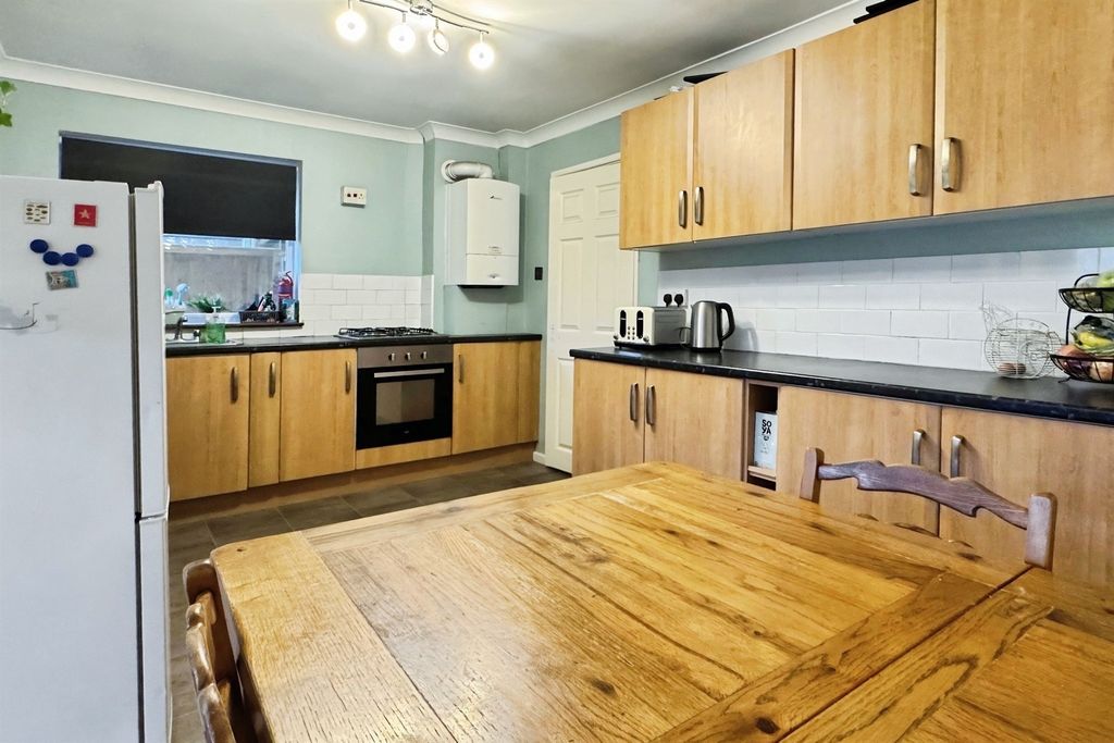 Oldbarn Close, Calmore, Southampton SO40, 3 bed semi-detached house for ...