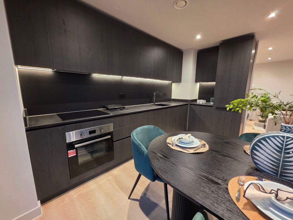 Waterhouse Gardens, Dutton Street, Manchester M3, 2 bed flat to rent, £ ...