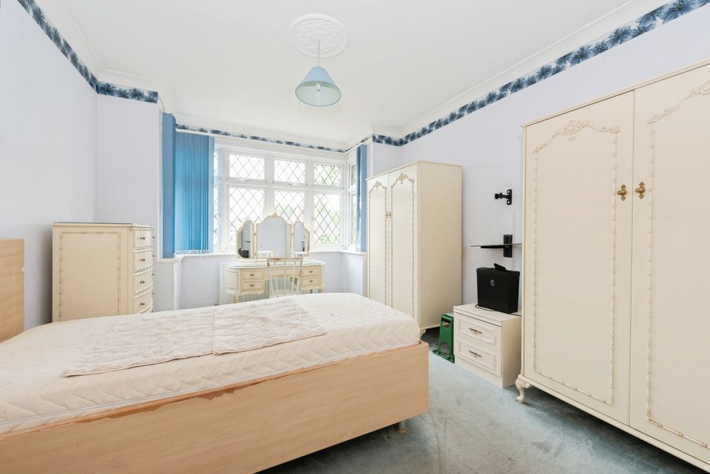 The Warren, Worcester Park, Surrey KT4, 2 bed bungalow for sale, £ ...