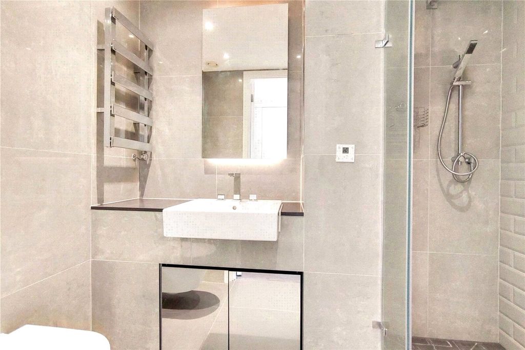 Meranti House, 84 Alie Street E1, 2 bed flat to rent, £4,250 pcm ...