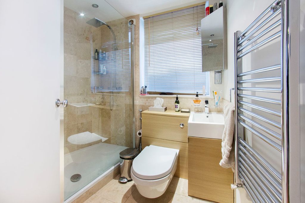 Grand Drive, Raynes Park SW20, 2 bed flat to rent, £1,950 pcm ...