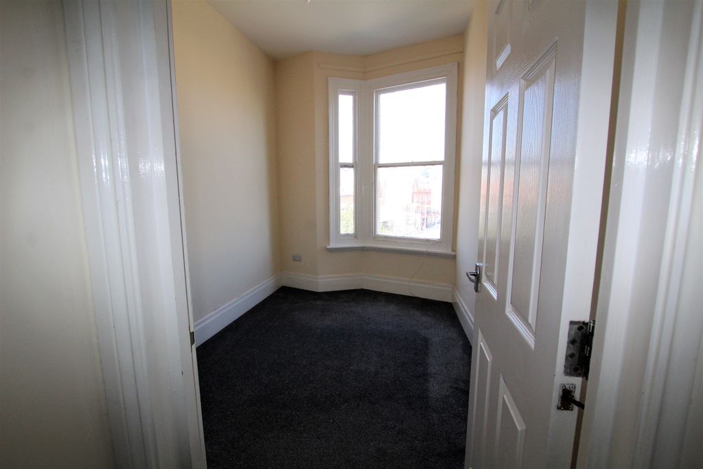 Bank Chambers, Station Road CO15, 2 bed flat for sale, £130,000 ...