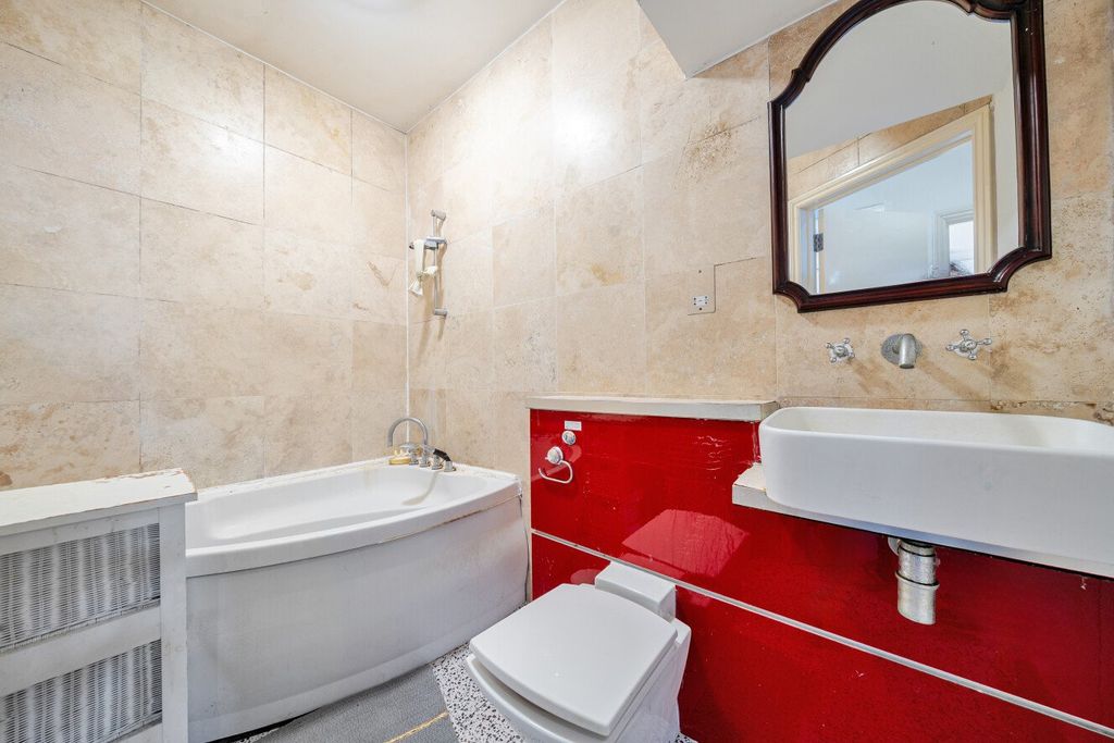 Grand Drive, Raynes Park, London SW20, 2 bed flat for sale, £500,000 ...