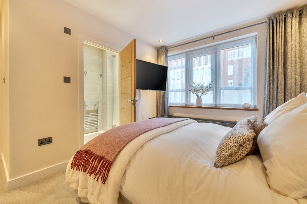 Marlborough House, 82 Park Street, Camberley, Surrey GU15, 2 bed flat ...