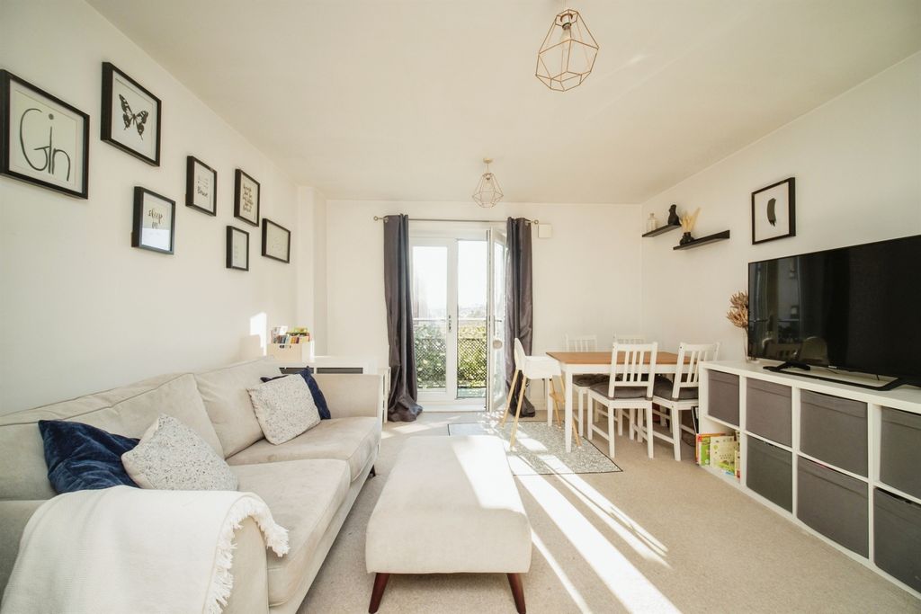 Sinclair Drive, Basingstoke RG21, 2 bed flat for sale, £80,000 ...